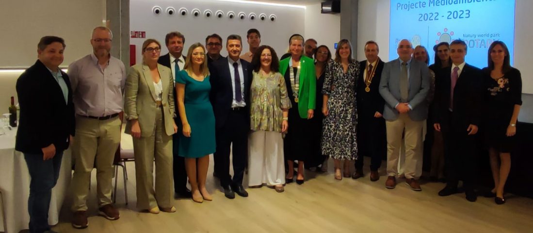 CAMBIO DE COLLARES Y VISITA DE LA GOBERNADORA EN EL ROTARY CLUB DE ...